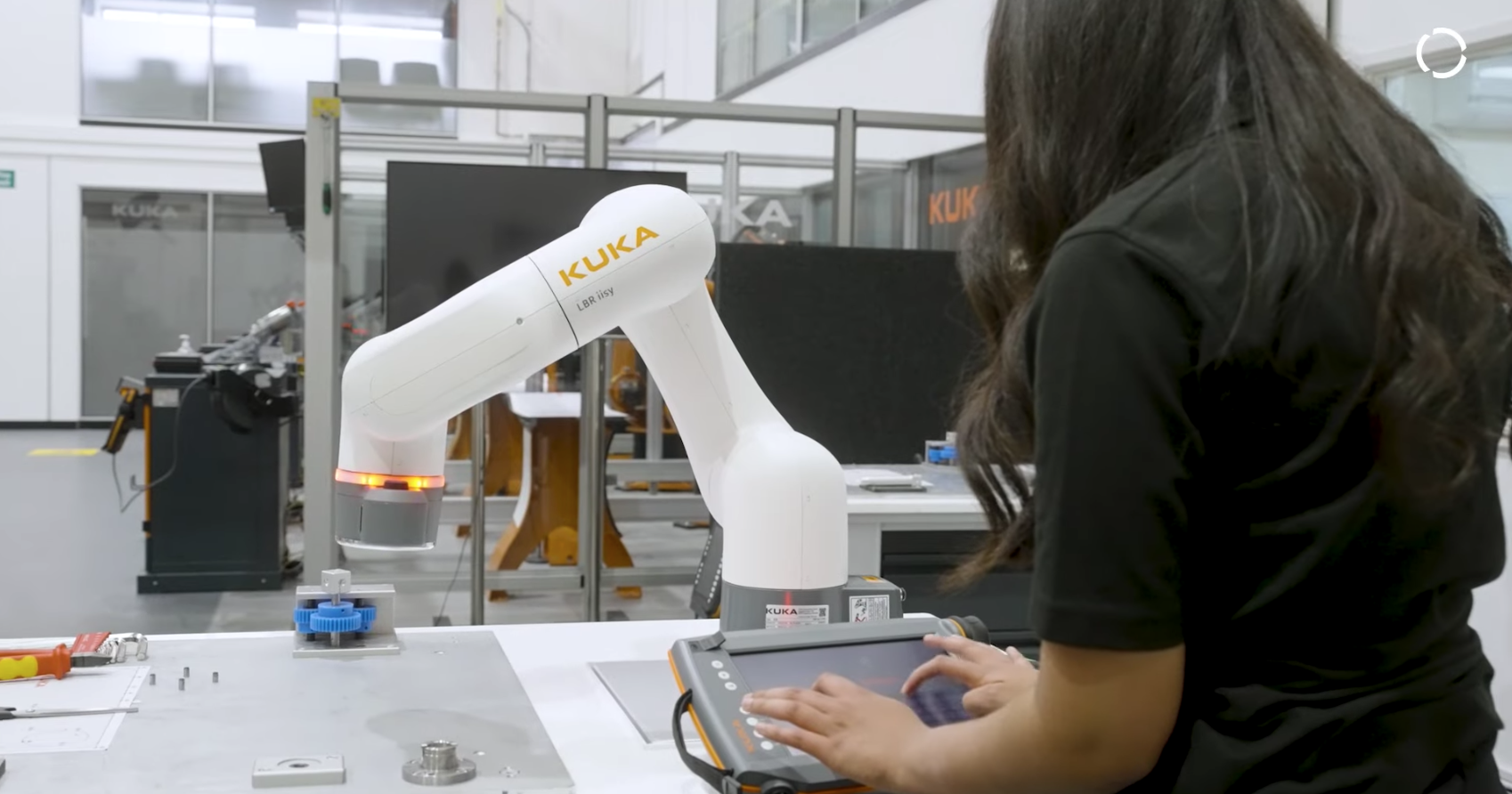 Video: Making robotics accessible to everyone, even those with no ...